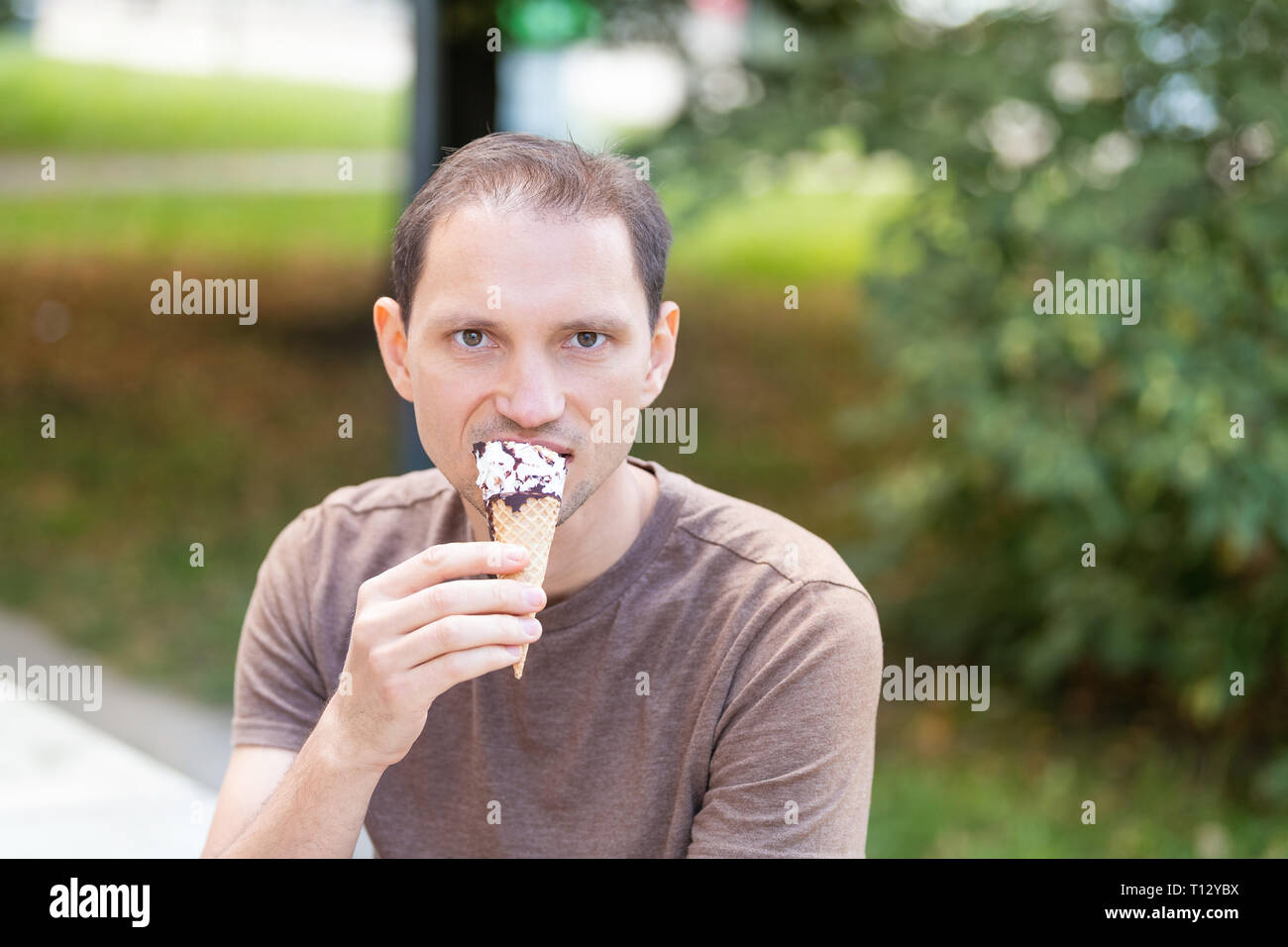Tourist enjoying an ice cream cone hi-res stock photography and images ...