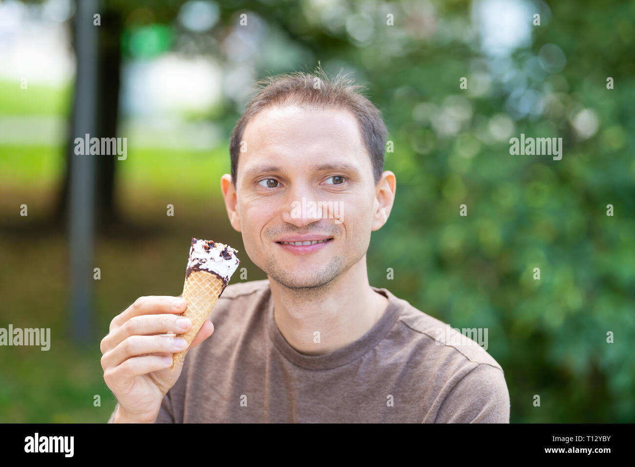 Man eating ice cream cone hi-res stock photography and images - Alamy