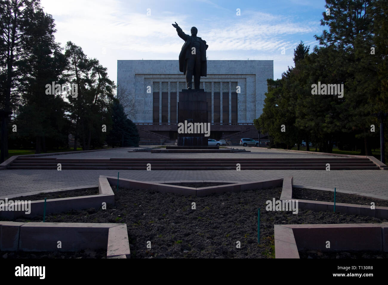 Imposing statue of Vladimir Lenin at the back of the State History ...