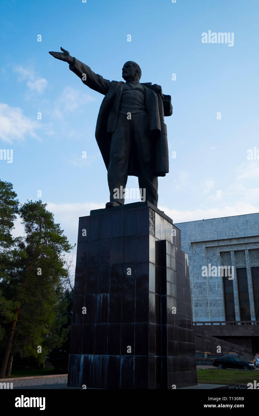 Imposing statue of Vladimir Lenin at the back of the State History ...