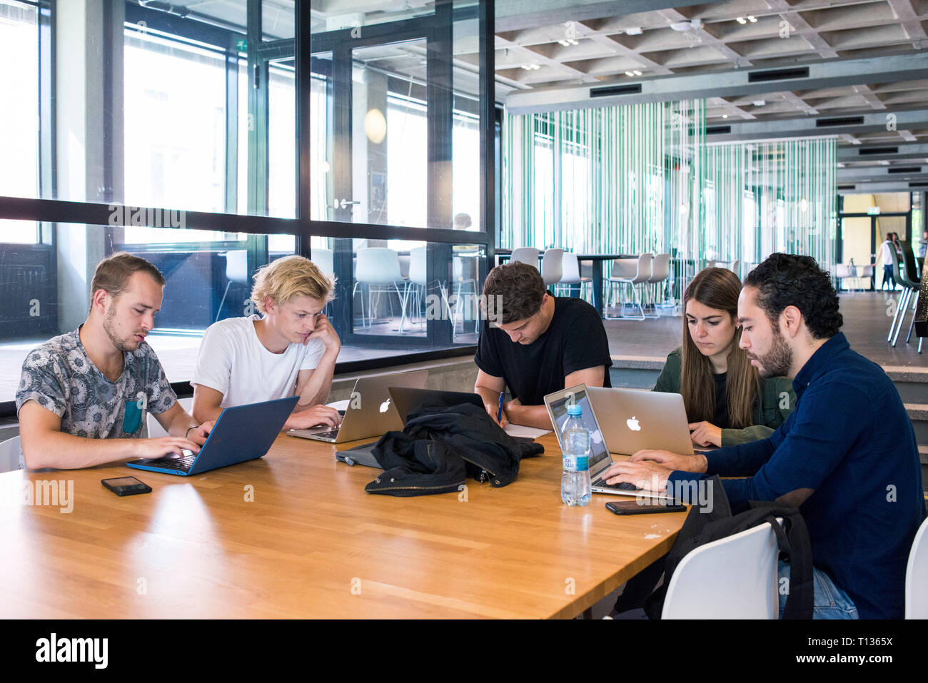 Areas of Amsterdam University's modern campus building Stock Photo - Alamy