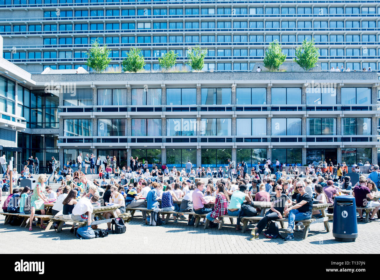 Areas of Amsterdam University's modern campus building Stock Photo - Alamy