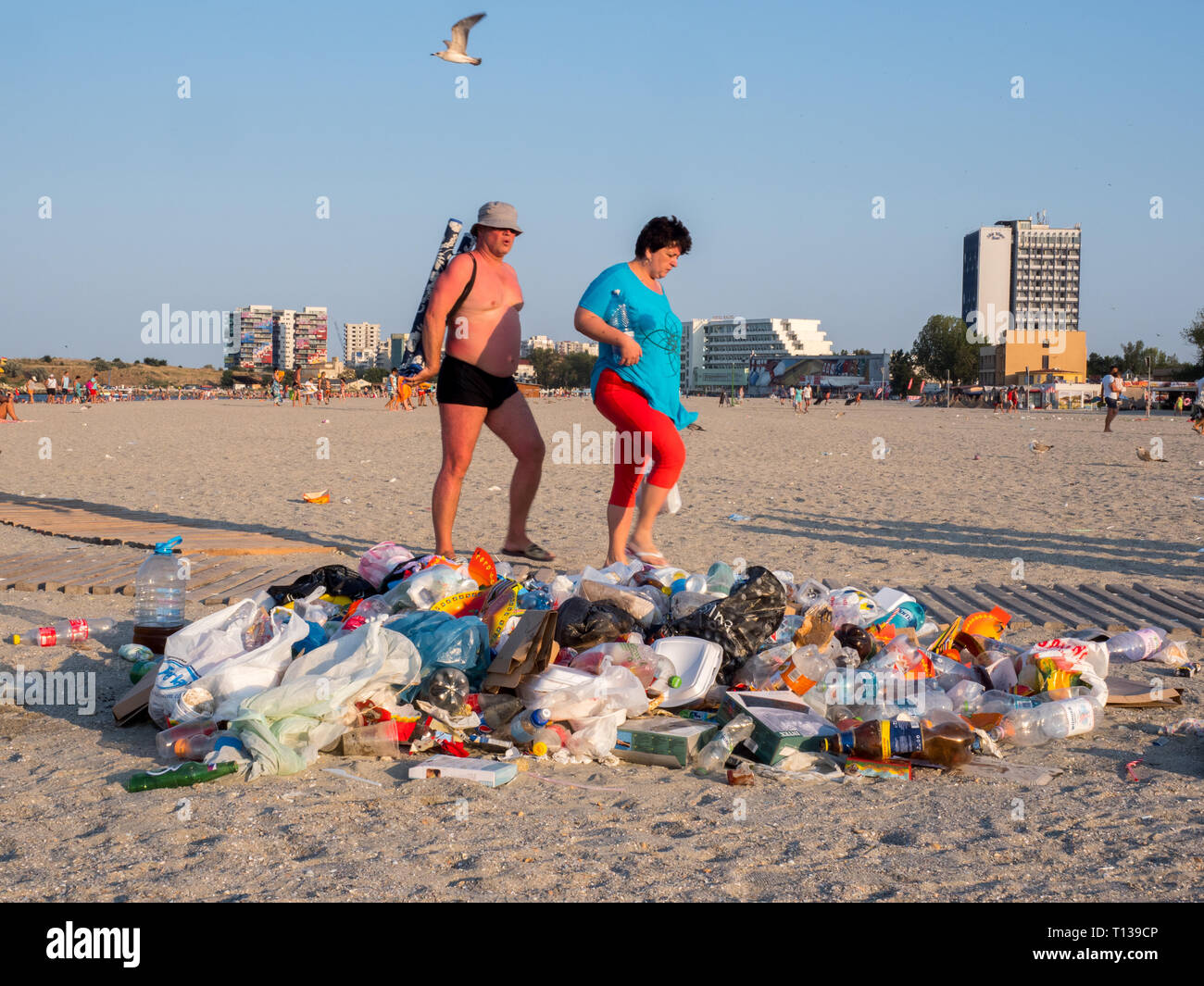 A pile of trash on the beach Stock Photo - Alamy