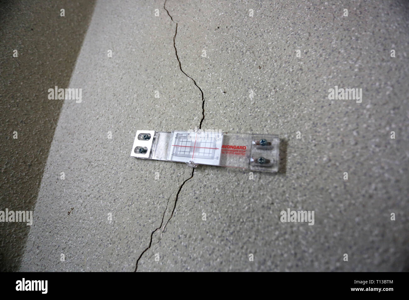 Crack general hi-res stock photography and images - Alamy