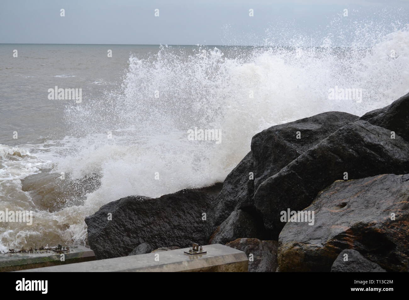 Water hitting the rocks hi-res stock photography and images - Alamy