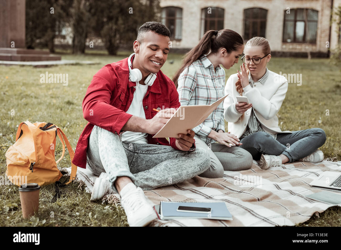 Student making notes outside hi-res stock photography and images - Alamy