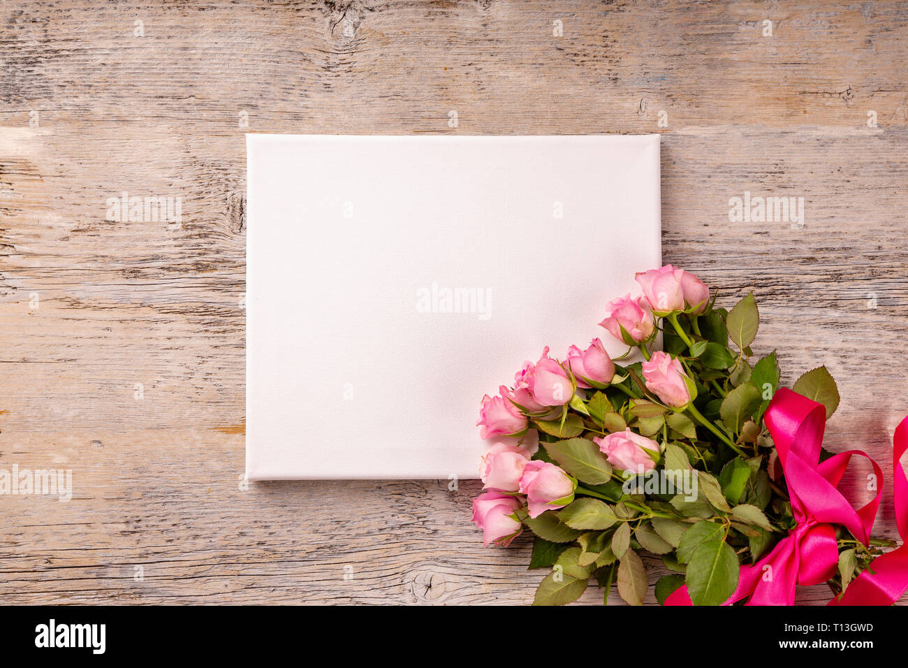 Empty, blank card with rose flower bouquet on wood background Stock ...