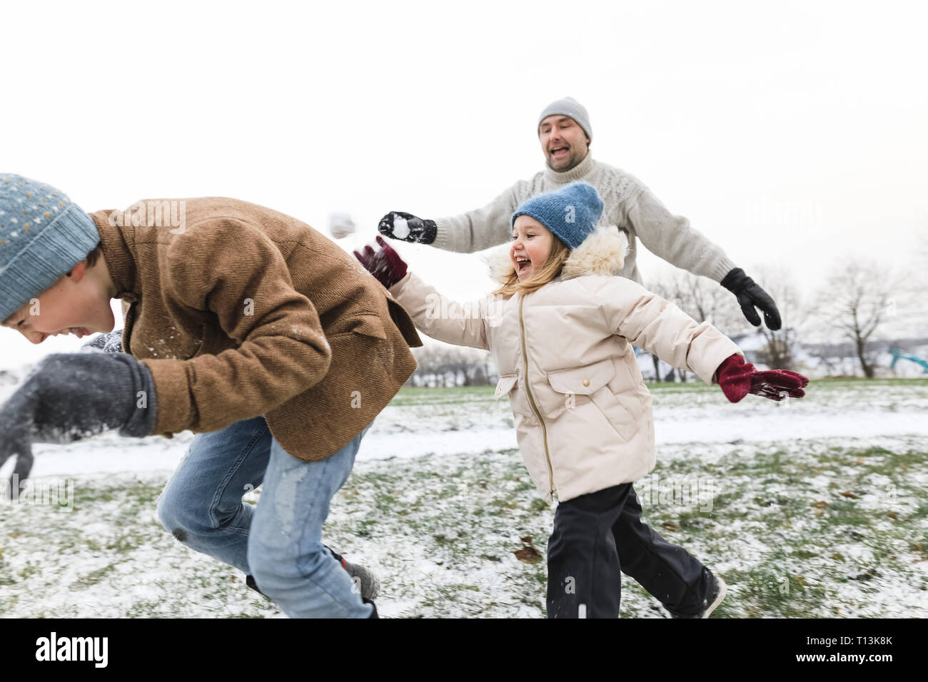 Snowball fight children hi-res stock photography and images - Alamy