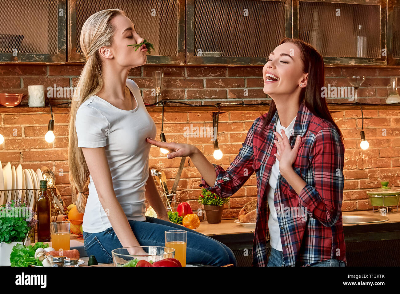 Bunch of women hi-res stock photography and images - Alamy