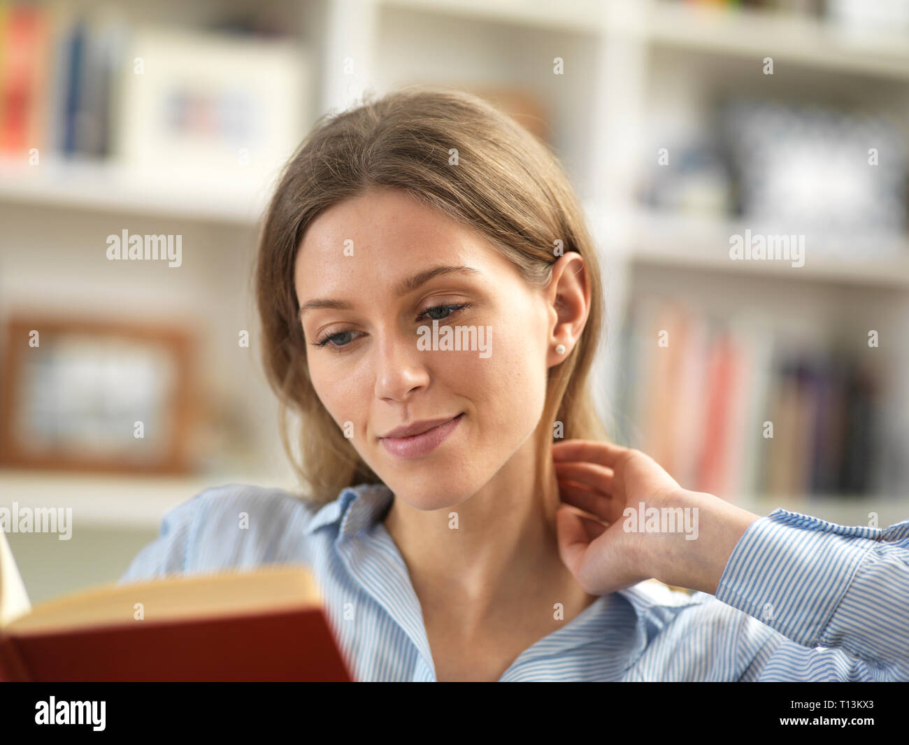 Young woman relaxing reading hi-res stock photography and images - Alamy