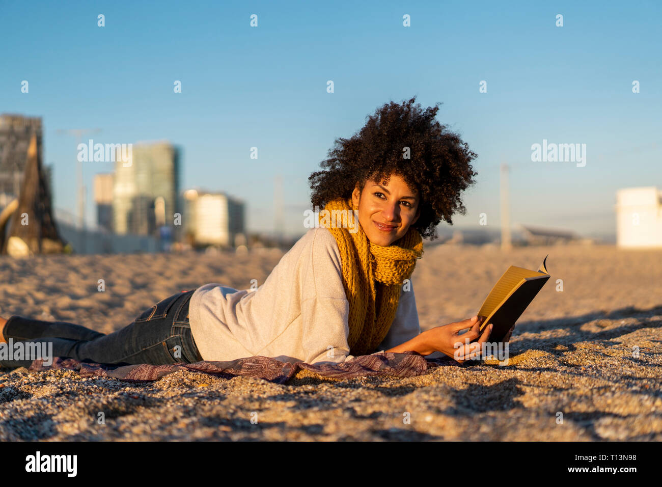 Reading on a beach hi-res stock photography and images - Alamy