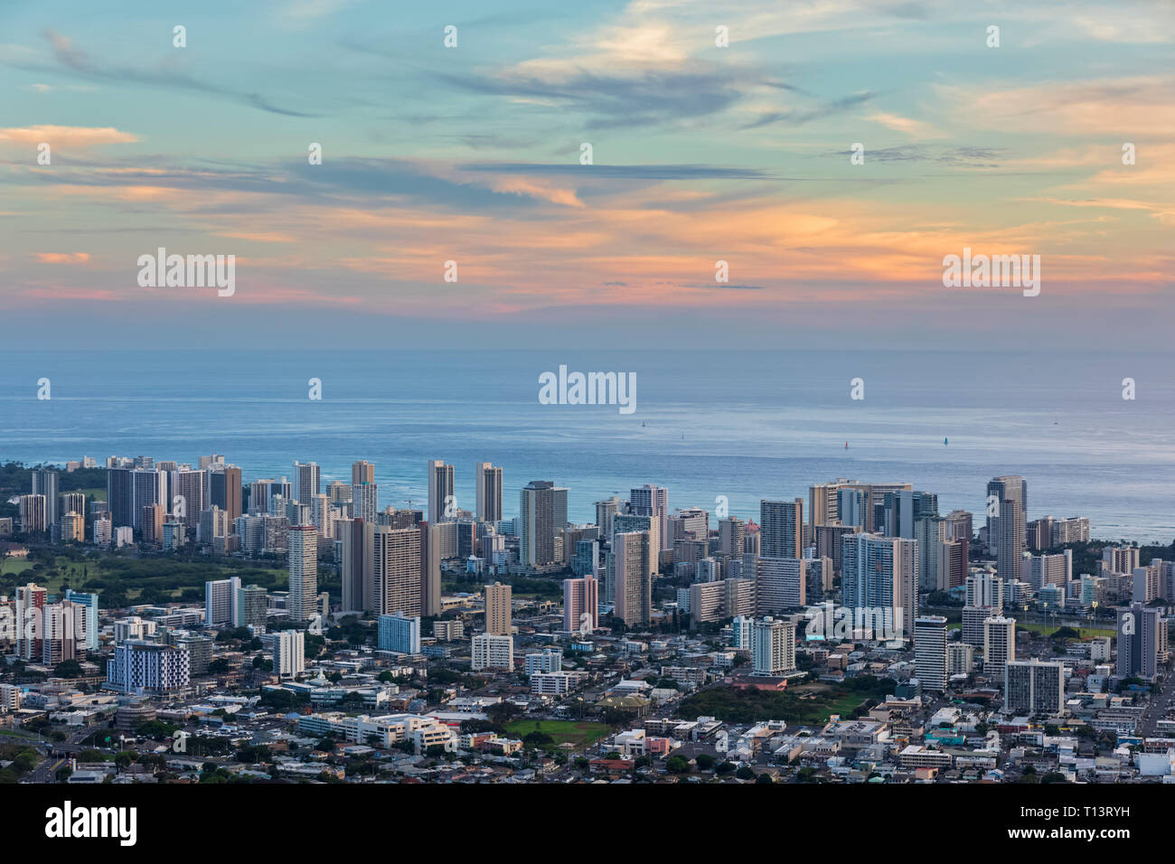 Skyline honolulu hi-res stock photography and images - Alamy