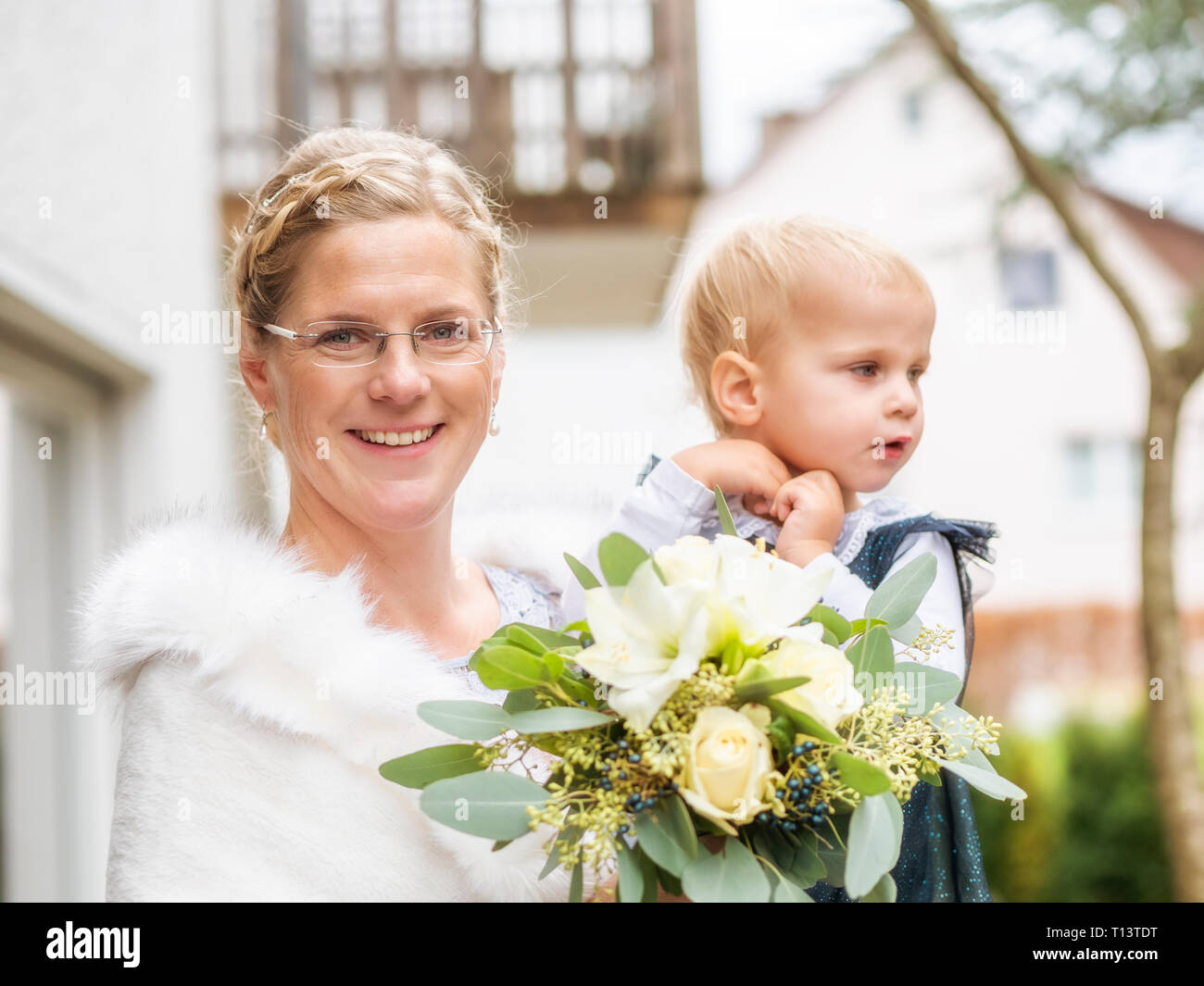Portrait of happy bride with little girl and bridal bouquet Stock Photo ...