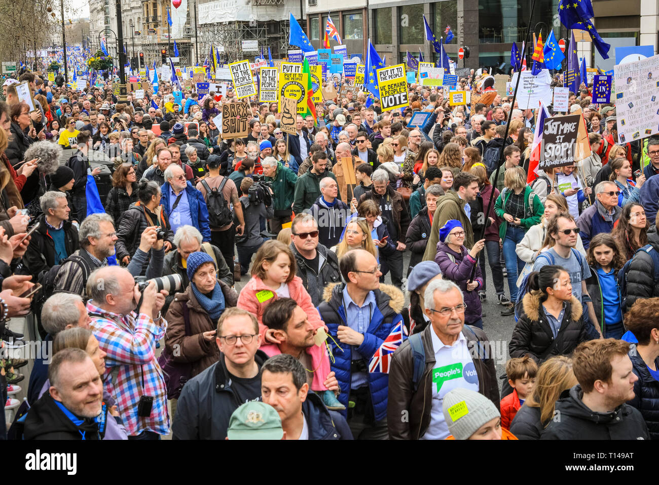 Crowd of peoples faces hi-res stock photography and images - Alamy