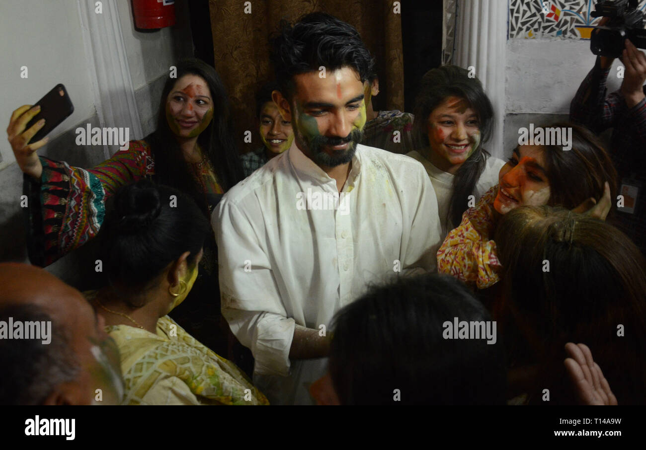 Pakistani Hindu community throwing colours to each other to celebrate ...