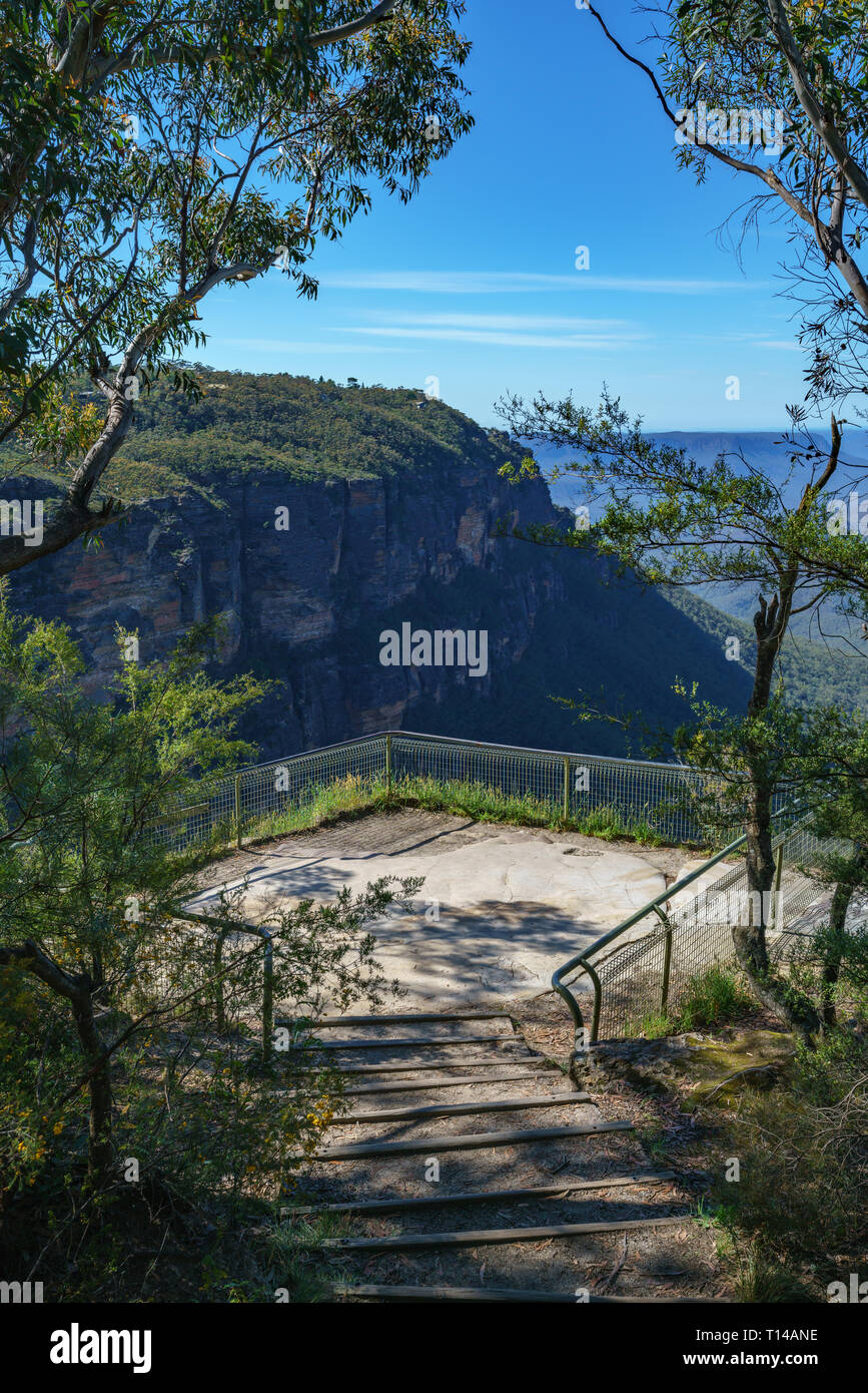 hiking to gordon falls lookout, blue mountains national park, australia ...