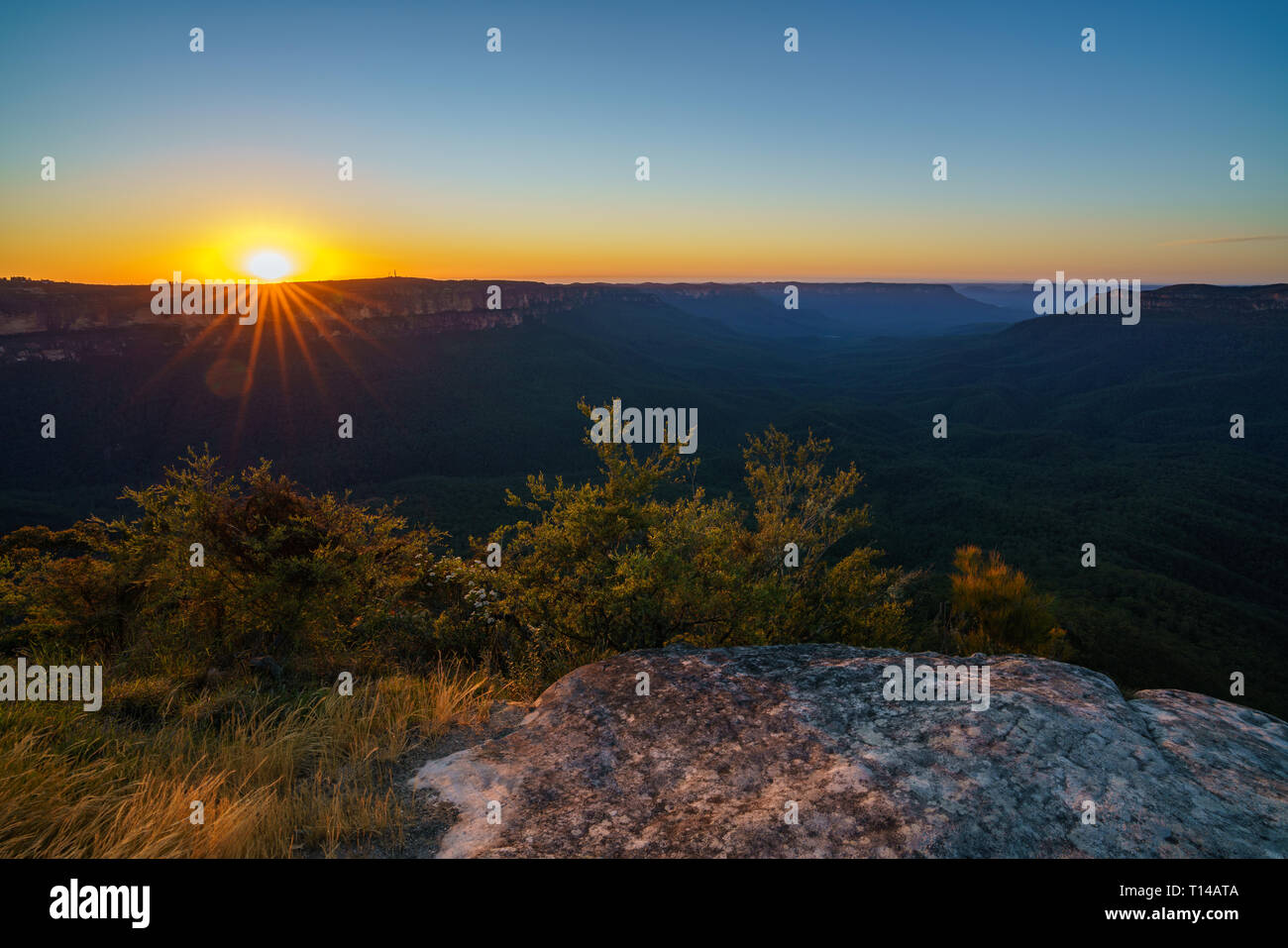 romantic sunrise at sublime point lookout, blue mountains national park ...