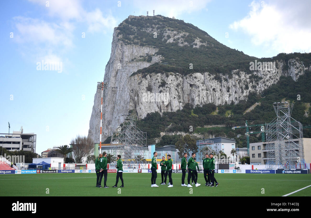 Republic ireland players on pitch hi-res stock photography and images ...