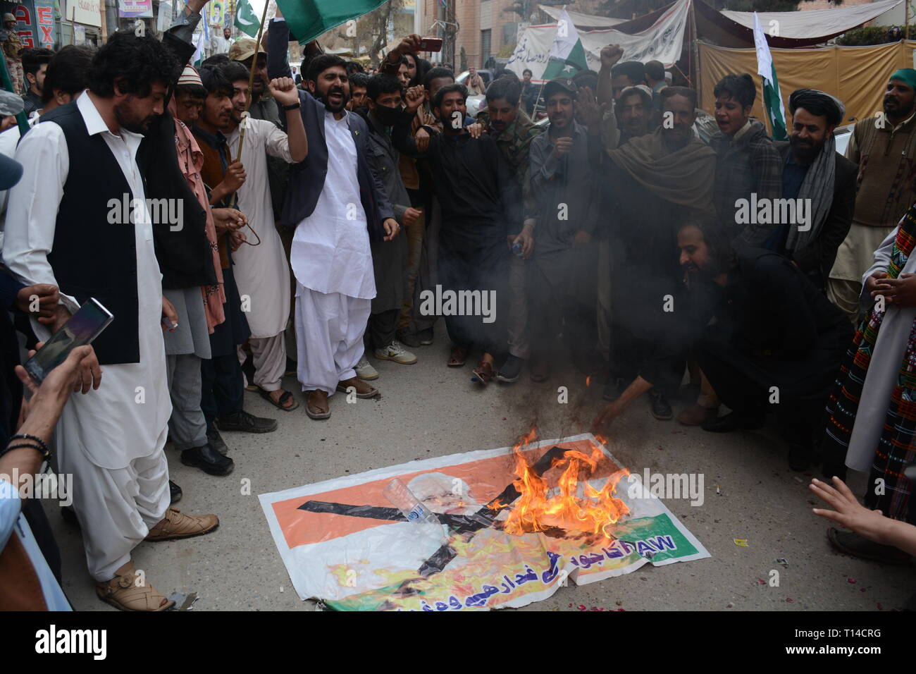 Pakistan flag burning hi-res stock photography and images - Alamy