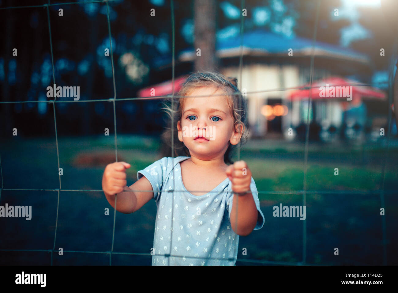 Children behind fence hi-res stock photography and images - Alamy