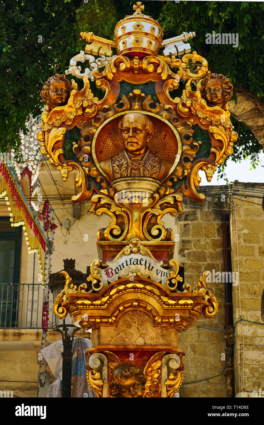 Saint figure hi-res stock photography and images - Alamy