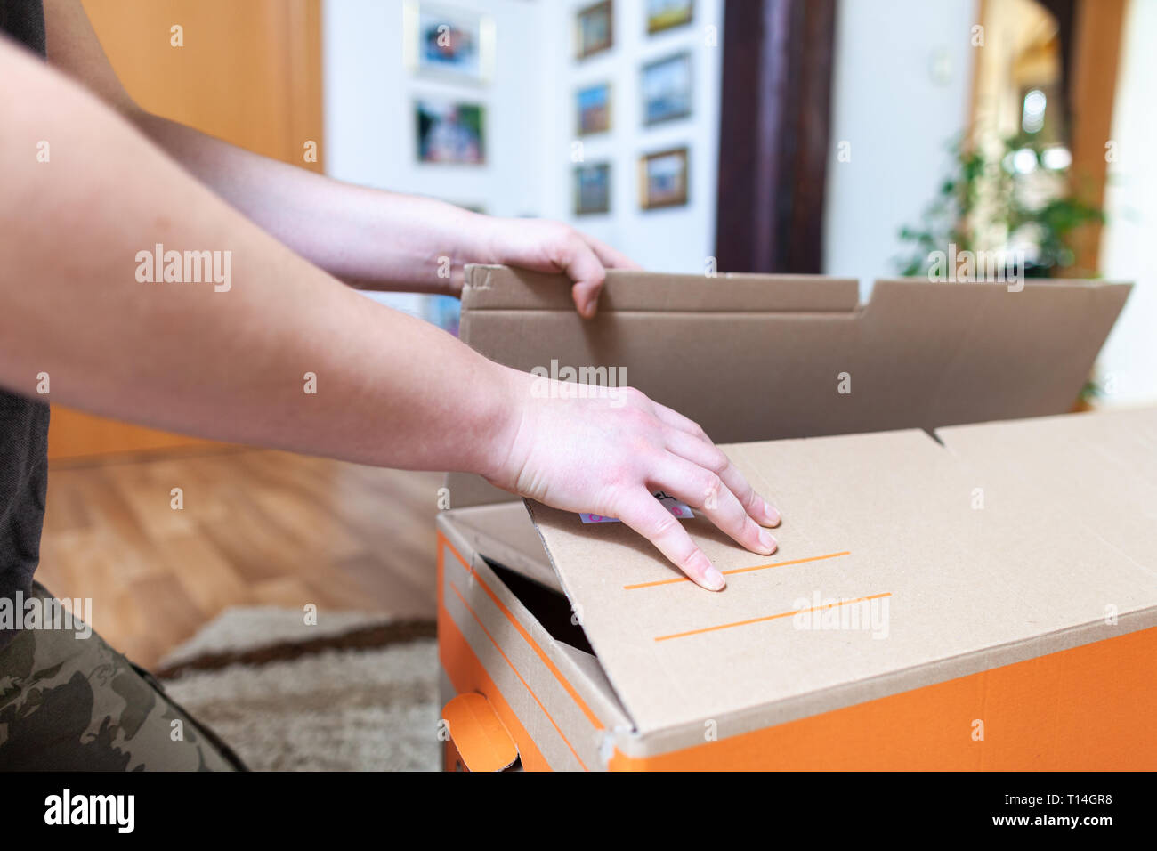 Moving box is folded up in an apartment Stock Photo - Alamy