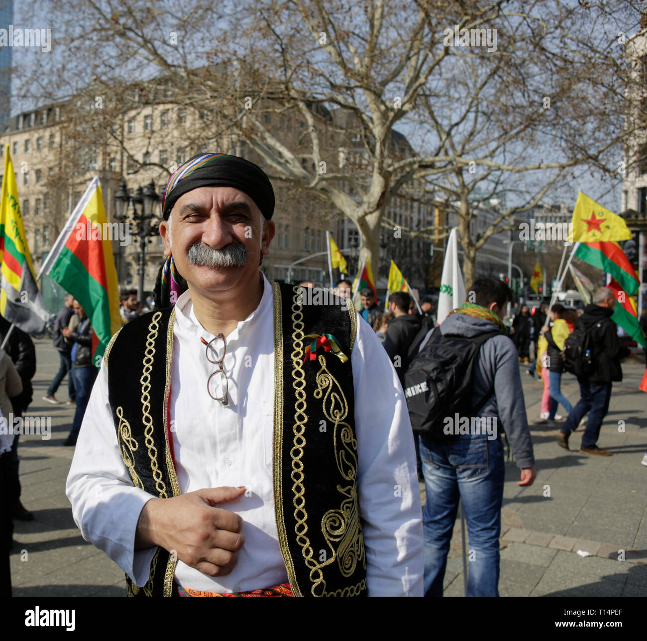 Kurds in traditional kurdish dress hi-res stock photography and images ...