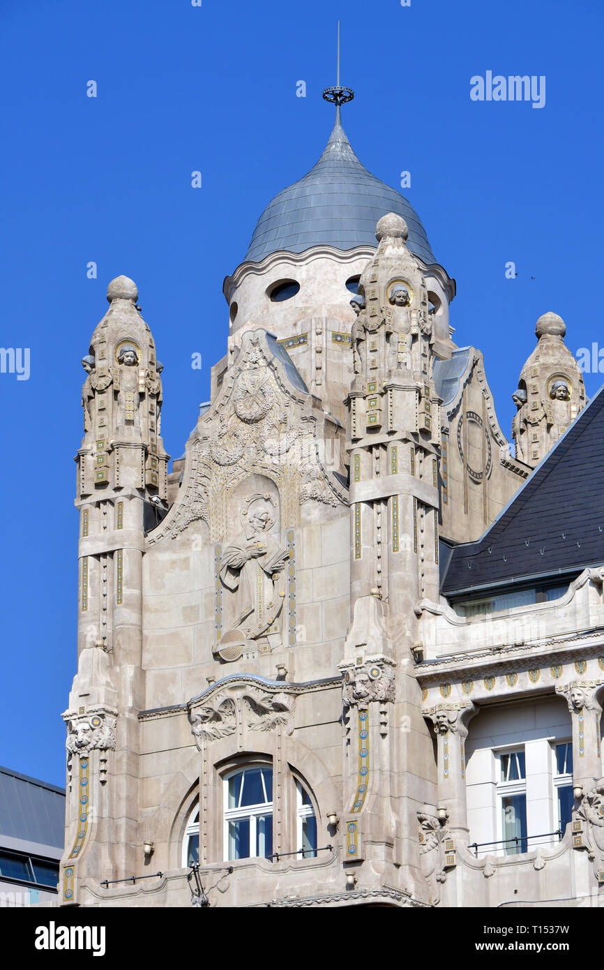 Four seasons hotel gresham palace hi-res stock photography and images - Alamy