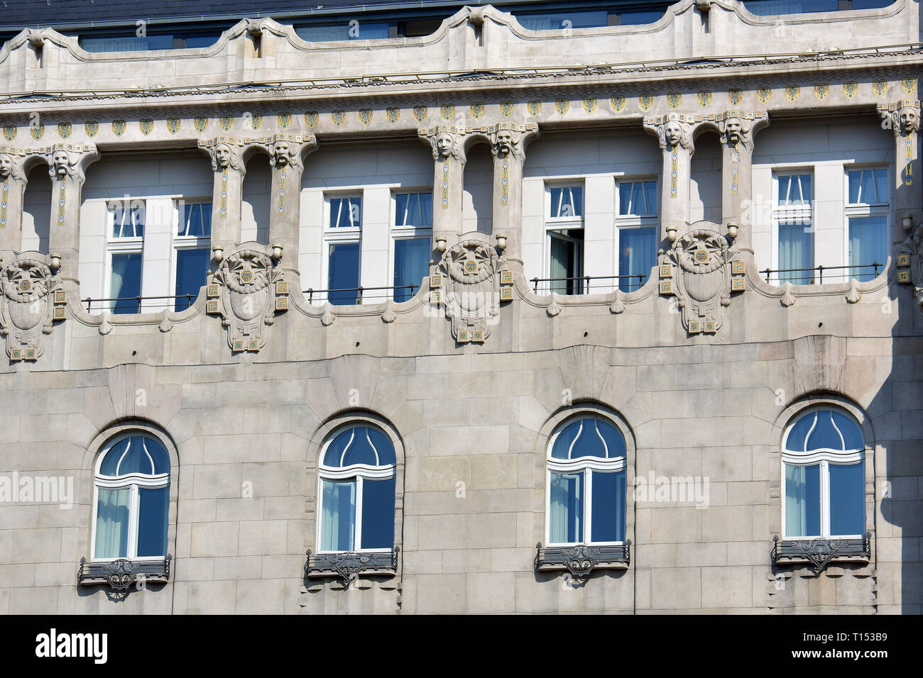 Four seasons hotel gresham palace hi-res stock photography and images - Alamy