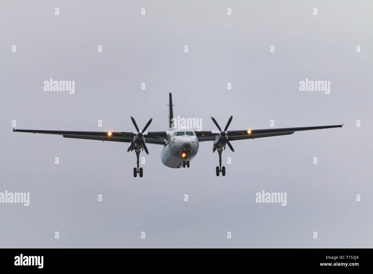 Airplane approaching landing commercial airliner hi-res stock ...