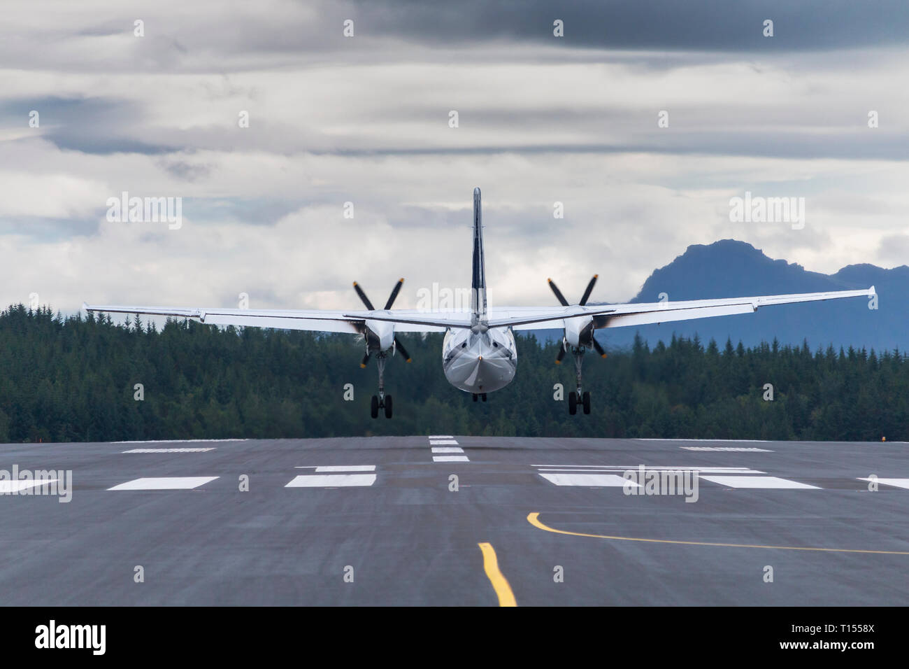Airplane touchdown on landing path back view tele lens Stock Photo - Alamy