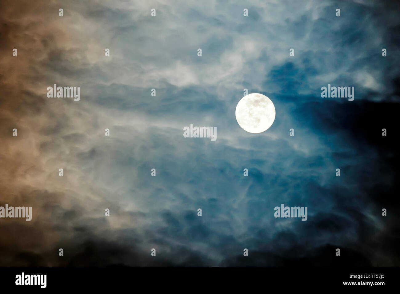 Full Moon with clouds at Night, Dramatic clouds in the moonlight Stock ...