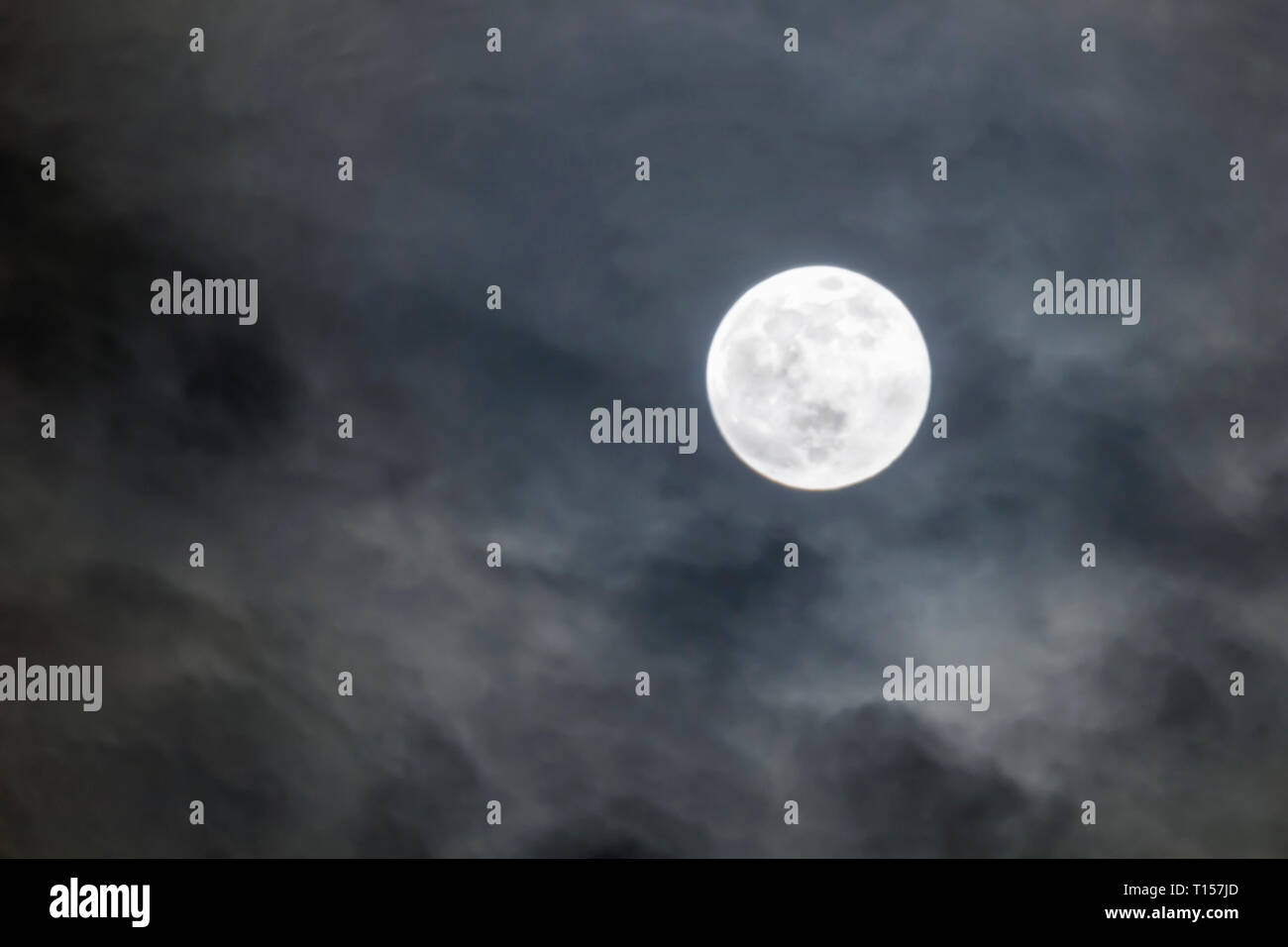 Full Moon with clouds at Night, Dramatic clouds in the moonlight Stock ...