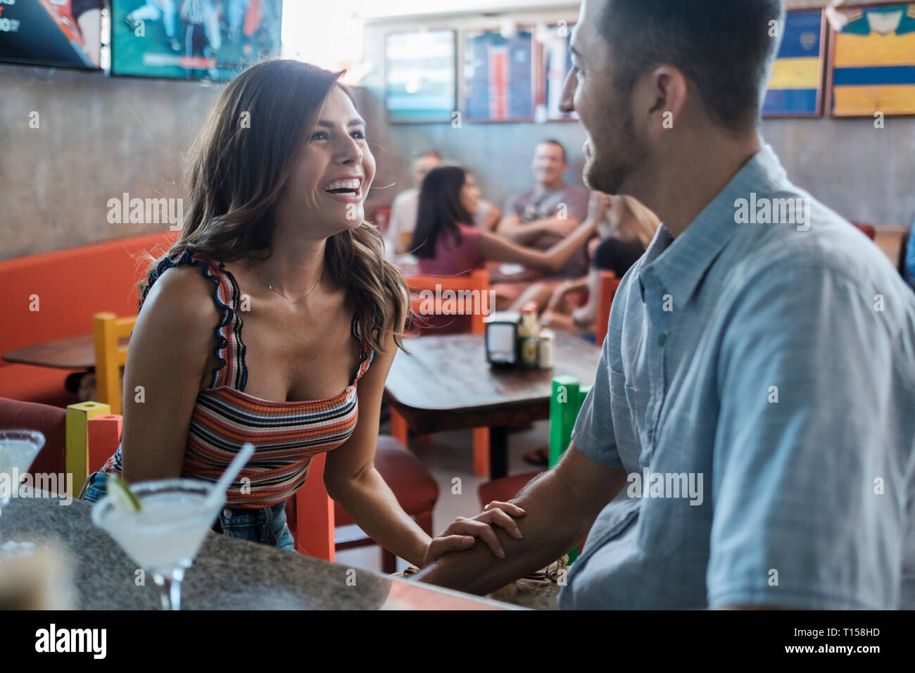 Couple at bar hi-res stock photography and images - Alamy
