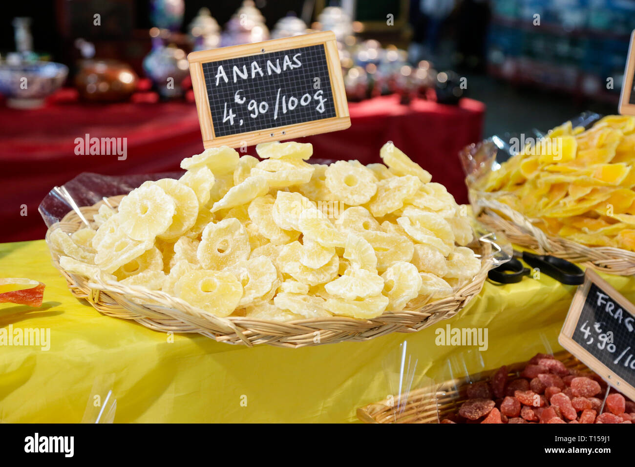 Japanese girl, with typical kimono, writes names in Japanese symbols ...
