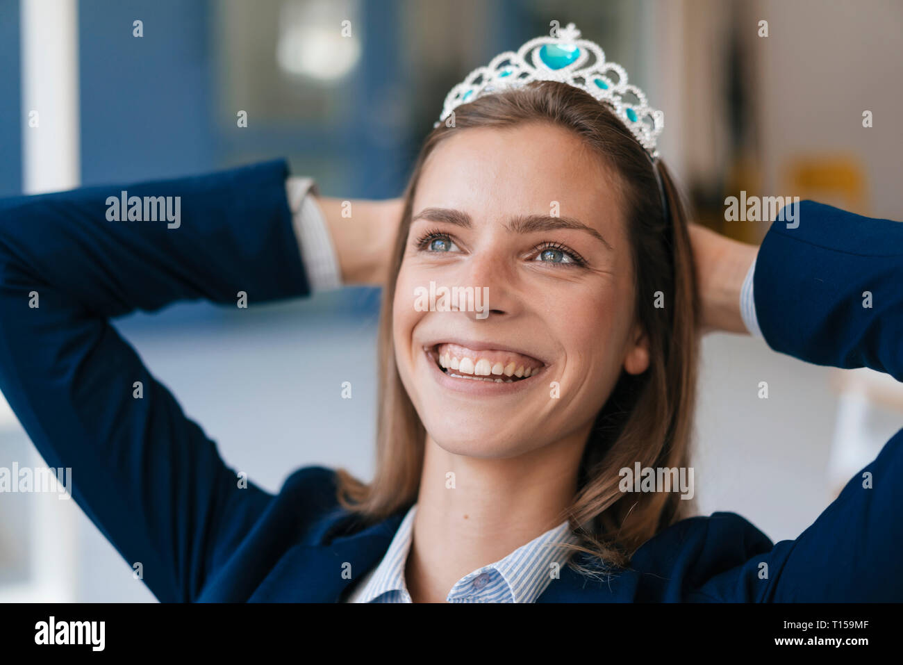 Woman wearing crown hi-res stock photography and images - Alamy