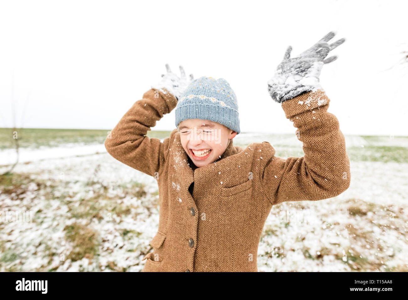 Boy snow winter hi-res stock photography and images - Alamy