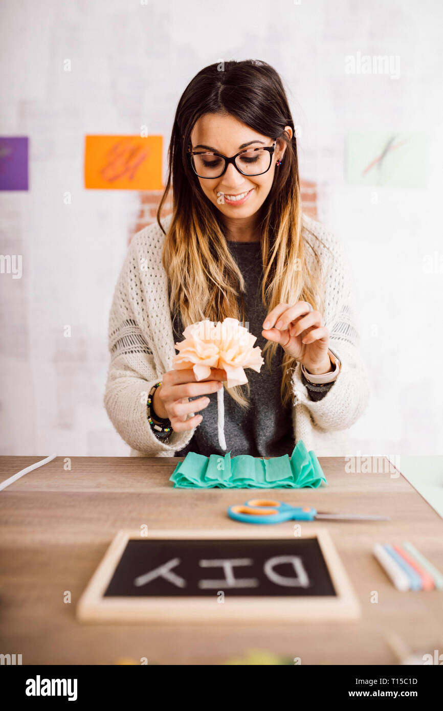 How to make paper flowers hi-res stock photography and images - Alamy