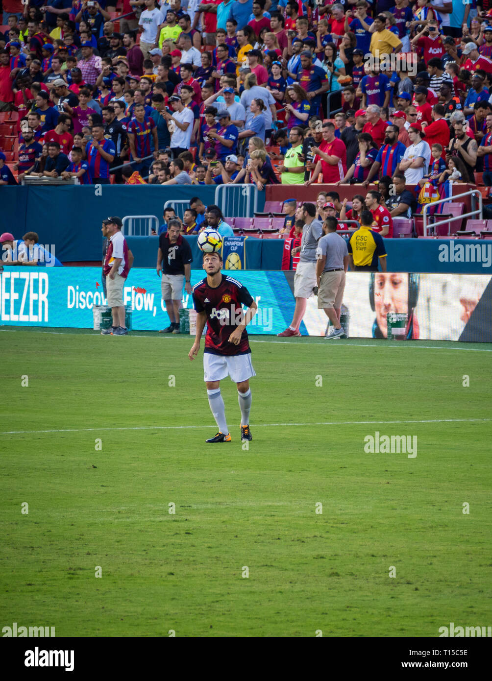 Matteo Darmian warmed up before the match between FC Barcelona and ...