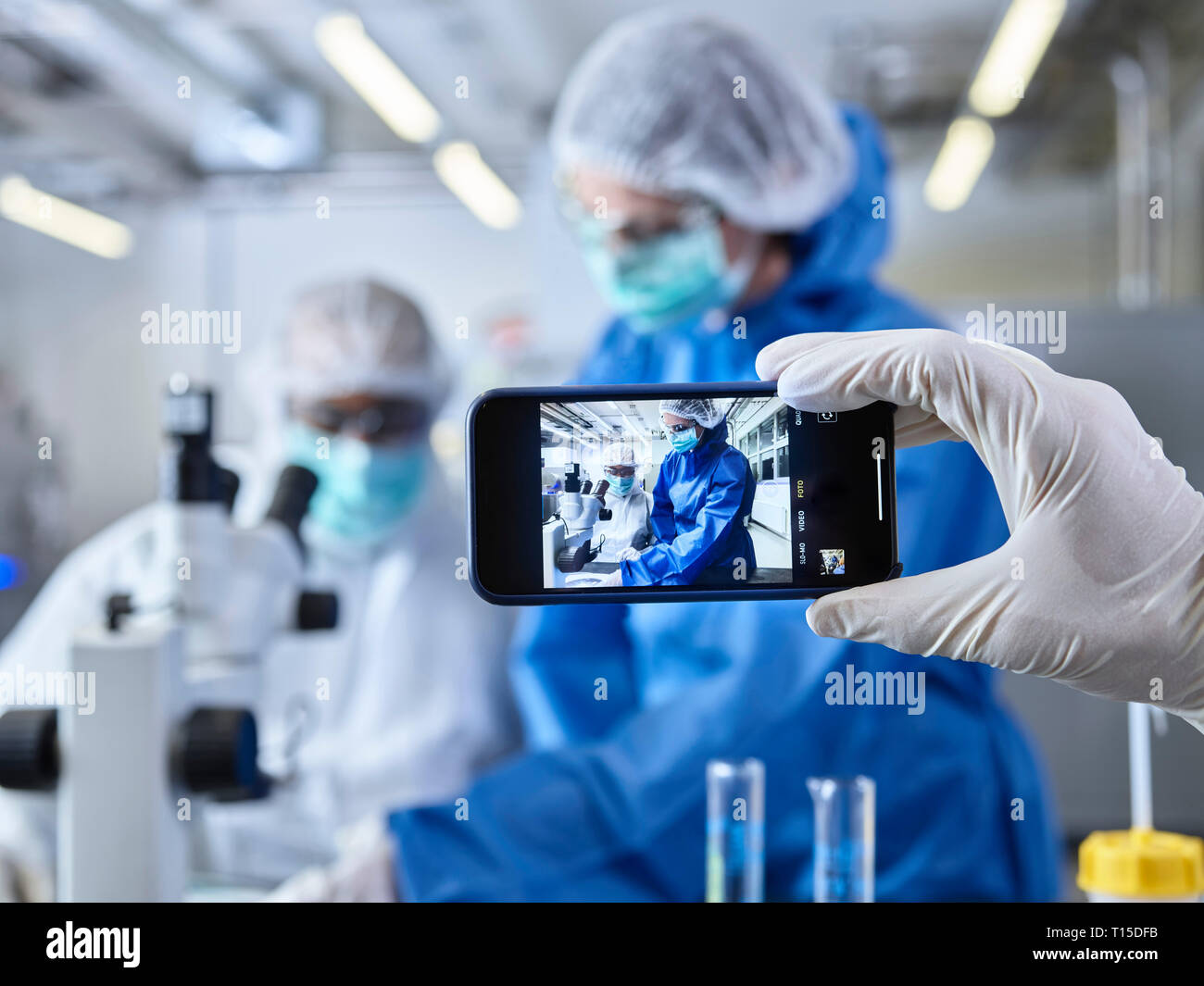 Photographing chemists hi-res stock photography and images - Alamy
