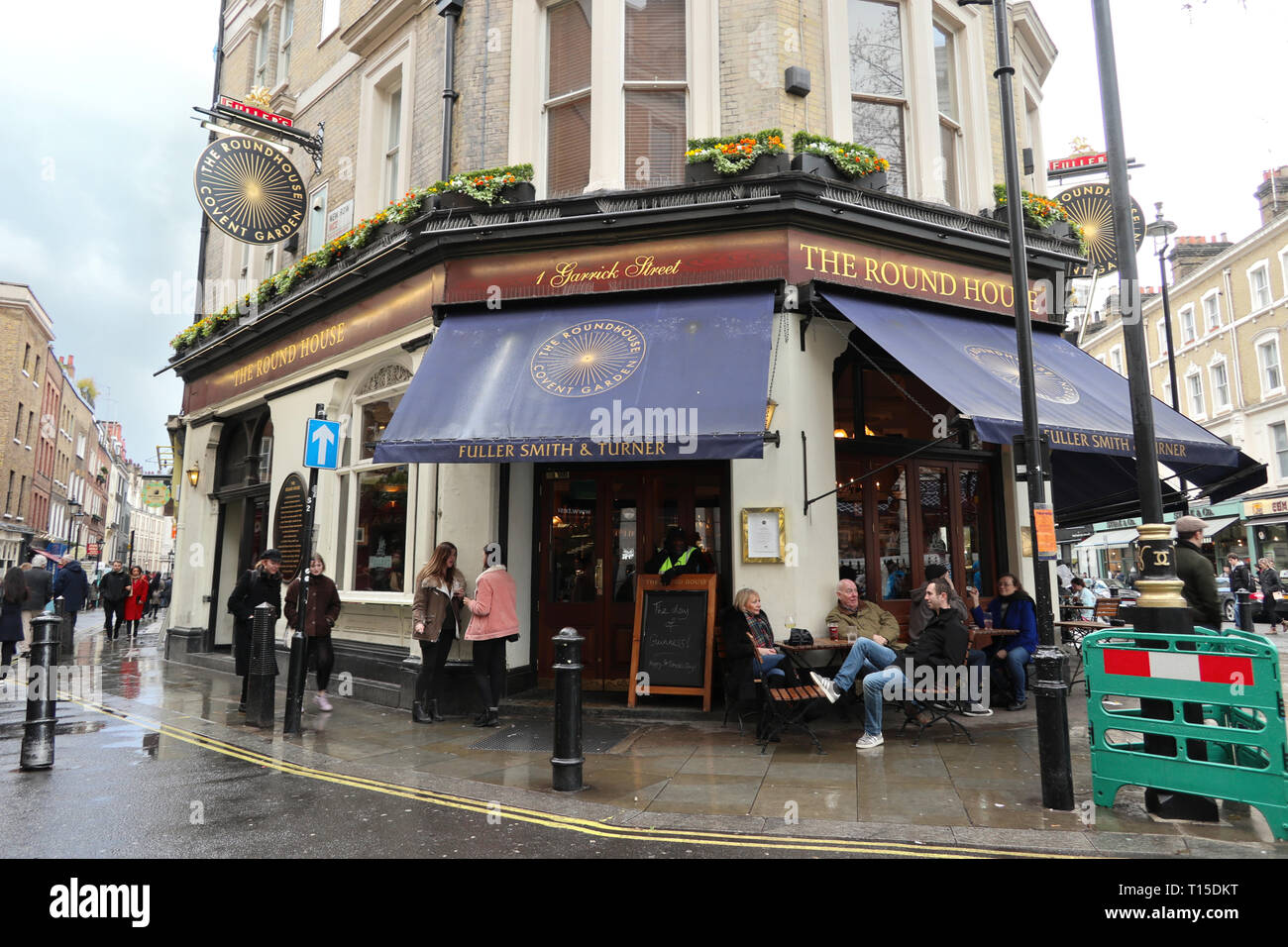 The Round House pub, Covent Garden, London, England, UK Stock Photo - Alamy