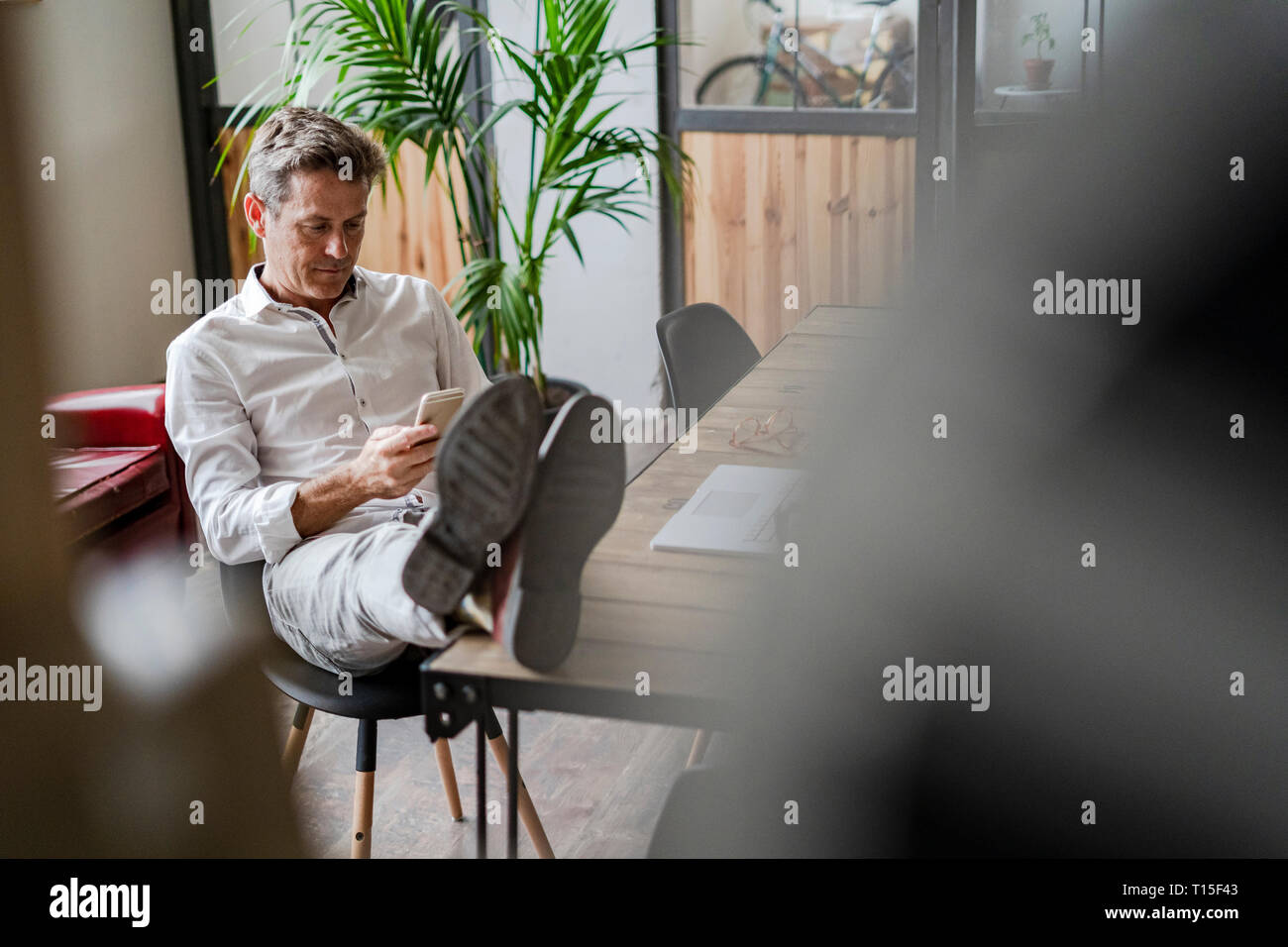 Feet on the desk hi-res stock photography and images - Alamy