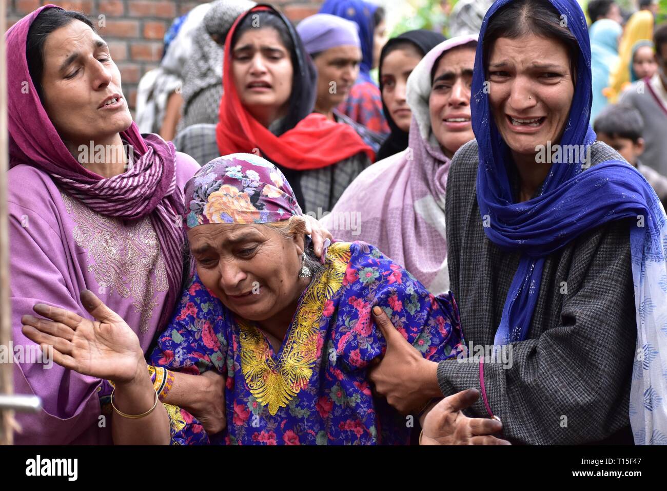 indian army' s para commando returns fron an encouter site in kashmir ...