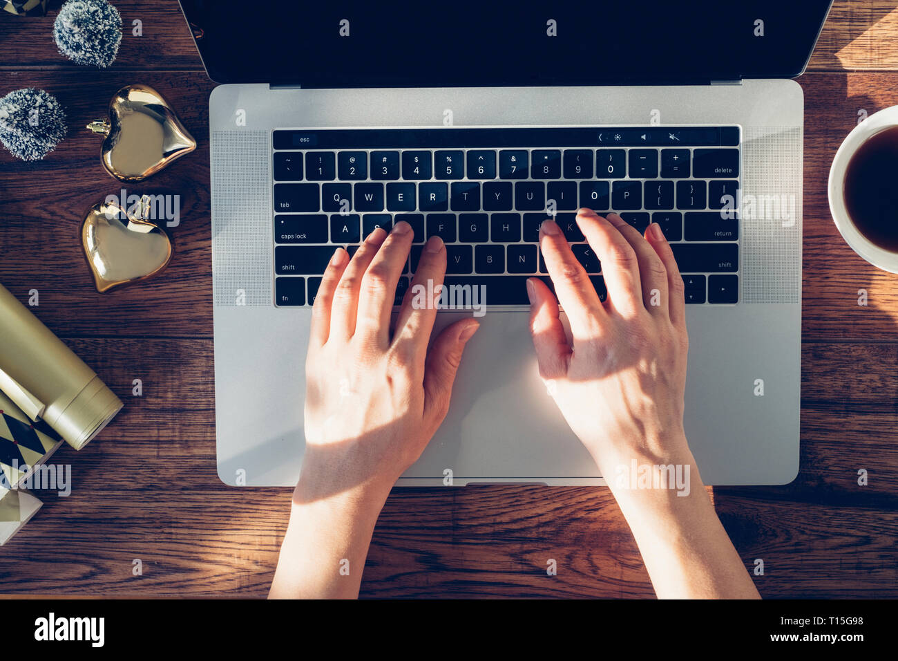 Hands typing hi-res stock photography and images - Alamy