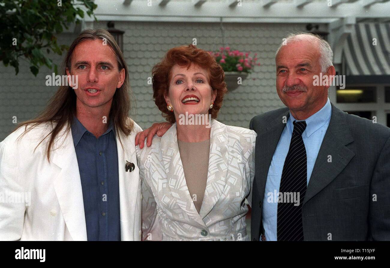 LOS ANGELES, CA. March 22, 1997: "Shine" director Scott Hicks (left ...