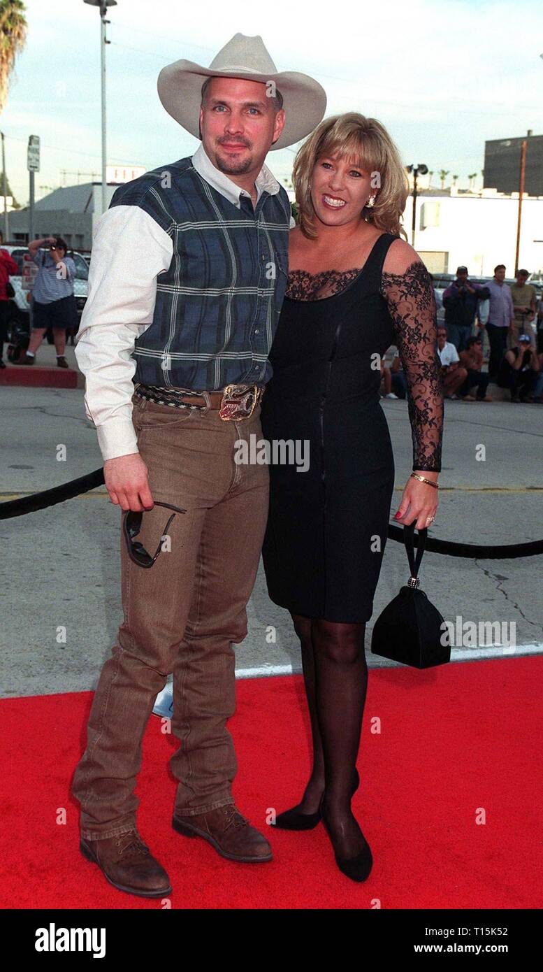 Garth brooks and sandy mahl 11 march hi-res stock photography and ...