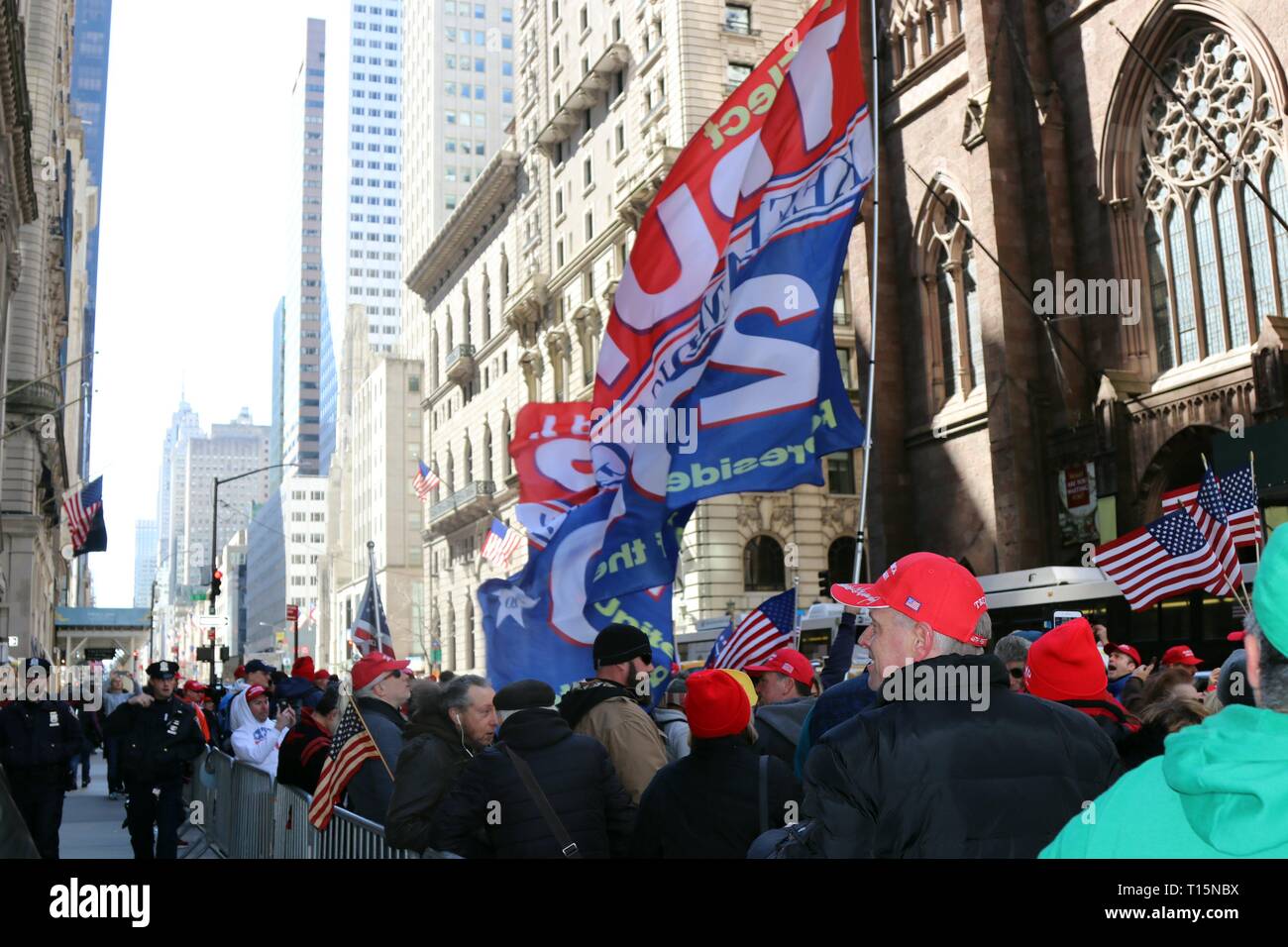 Rally crowd of red maga hats hi-res stock photography and images - Alamy