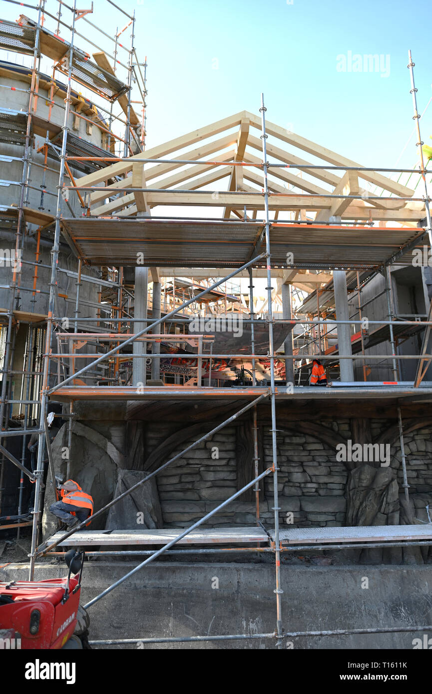 Rust, Germany. 21st Mar, 2019. Craftsmen are standing on scaffolding at ...