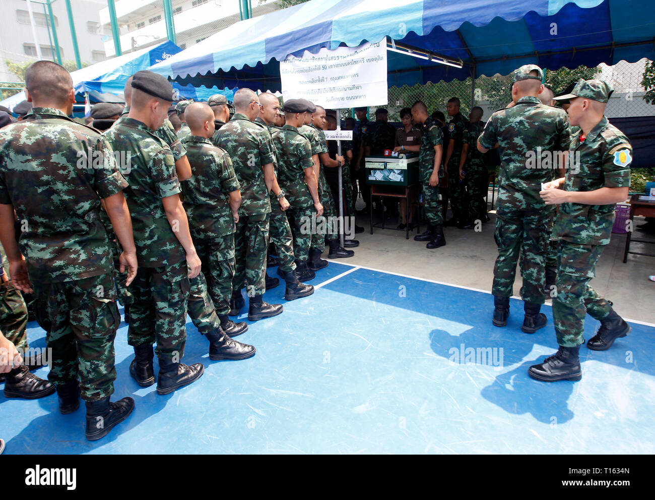Soldier's queue hi-res stock photography and images - Alamy