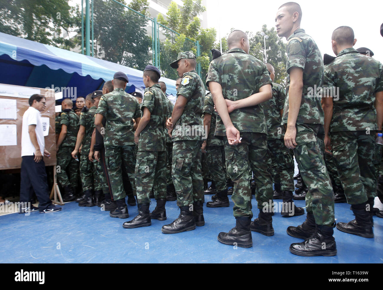 Soldier's queue hi-res stock photography and images - Alamy
